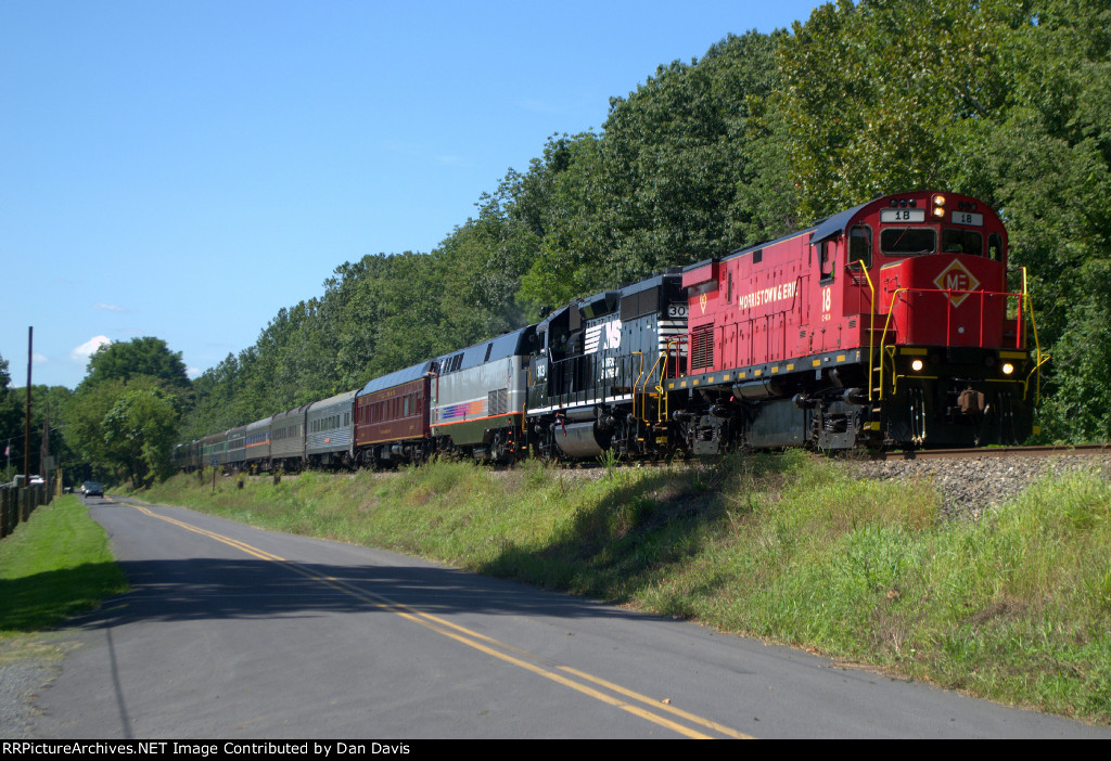 Morristown and Erie C424 18 leads 975 "Lehigh Limited"